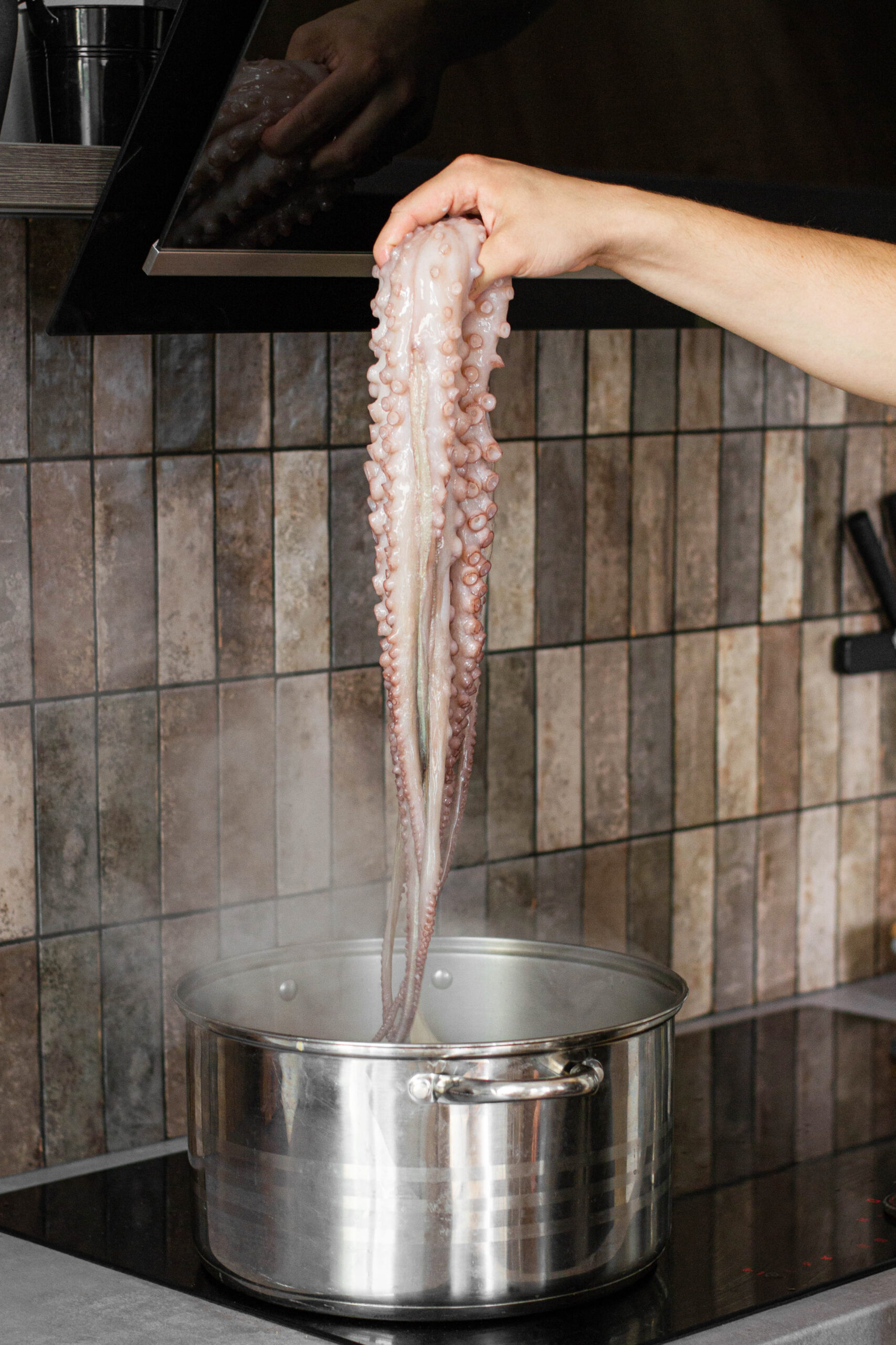AŠTUONKOJIS SU OLANDIŠKU PADAŽU, CHORIZO IR JAUNOMIS BULVYTĖMIS – 2 virėjai